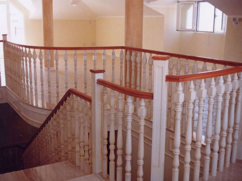 Scala Bianca. Las barandas en madera dan un toque clásico y elegante.